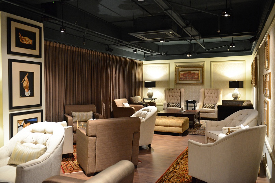 Grand Trinidad Cigar Divan “Sophisticated Atmosphere” – The Average Joe ...